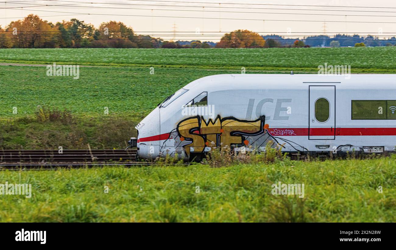 Ein DB ICE 2 auf der Bahnstrecke zwischen Nürnberg und München ...