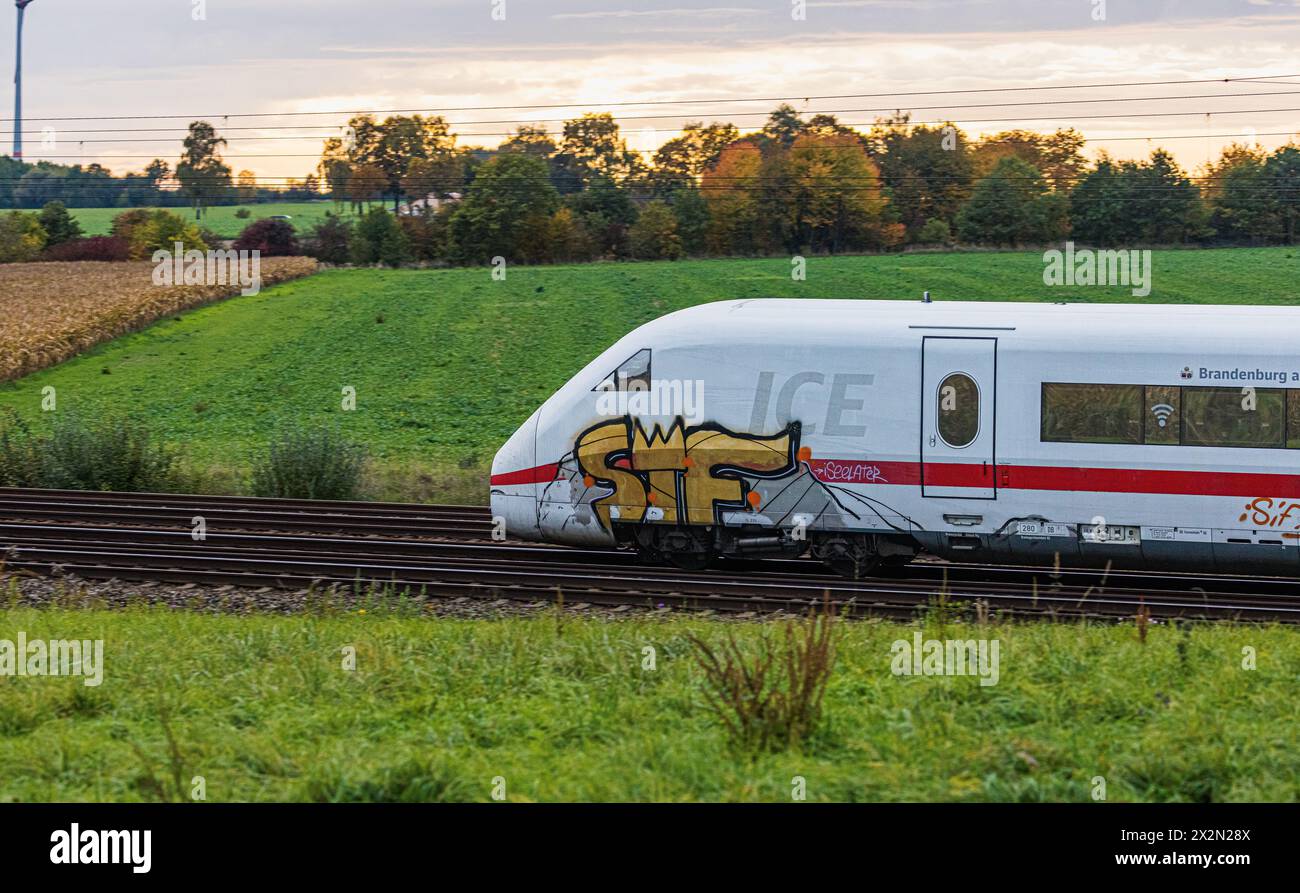 Ein DB ICE 2 auf der Bahnstrecke zwischen Nürnberg und München ...