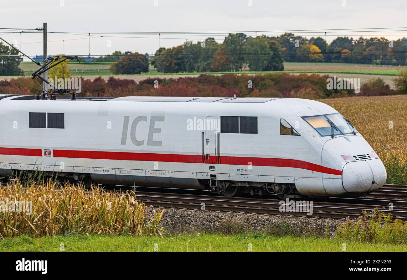 Ein DB ICE 2 auf der Bahnstrecke zwischen Nürnberg und München ...
