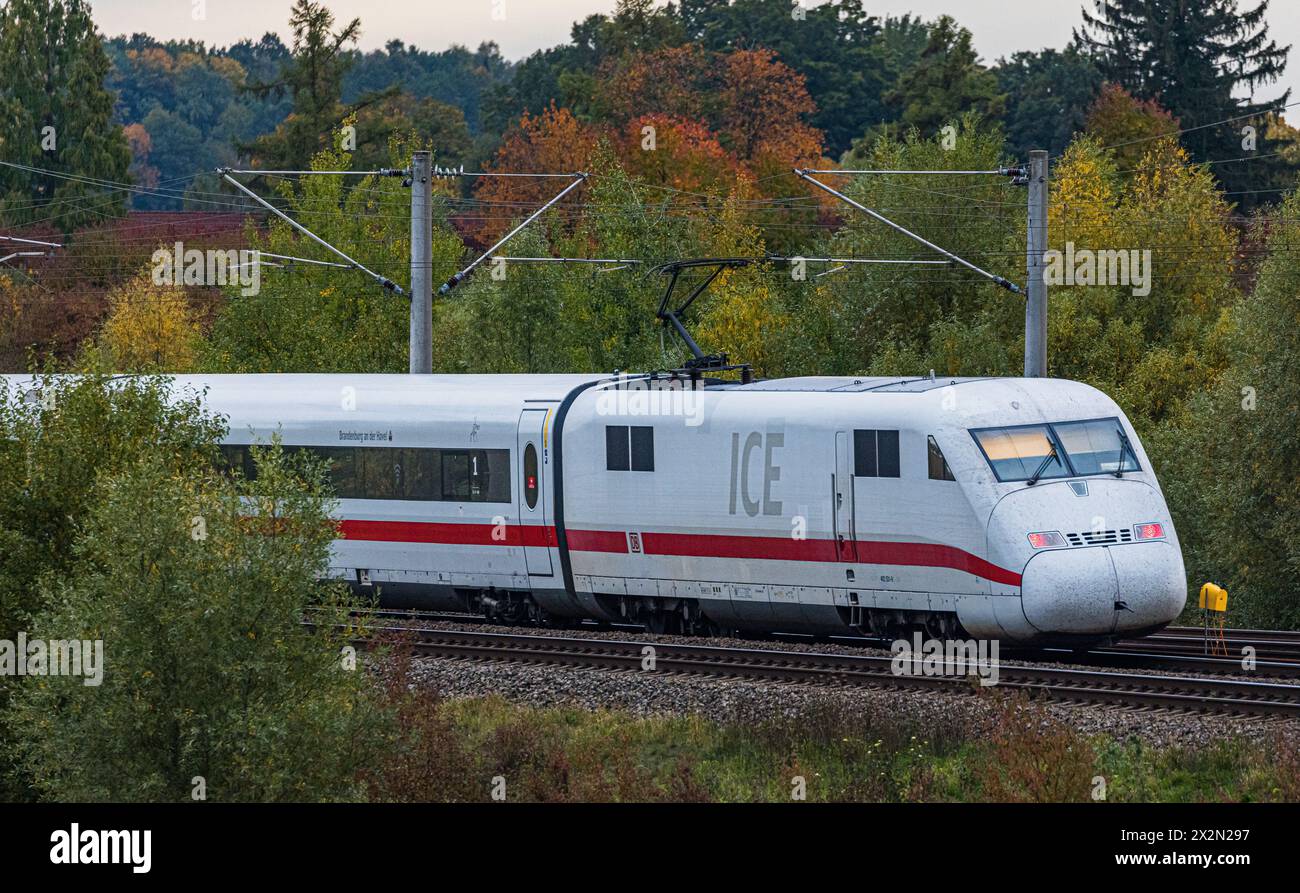 Ein DB ICE 2 auf der Bahnstrecke zwischen Nürnberg und München ...