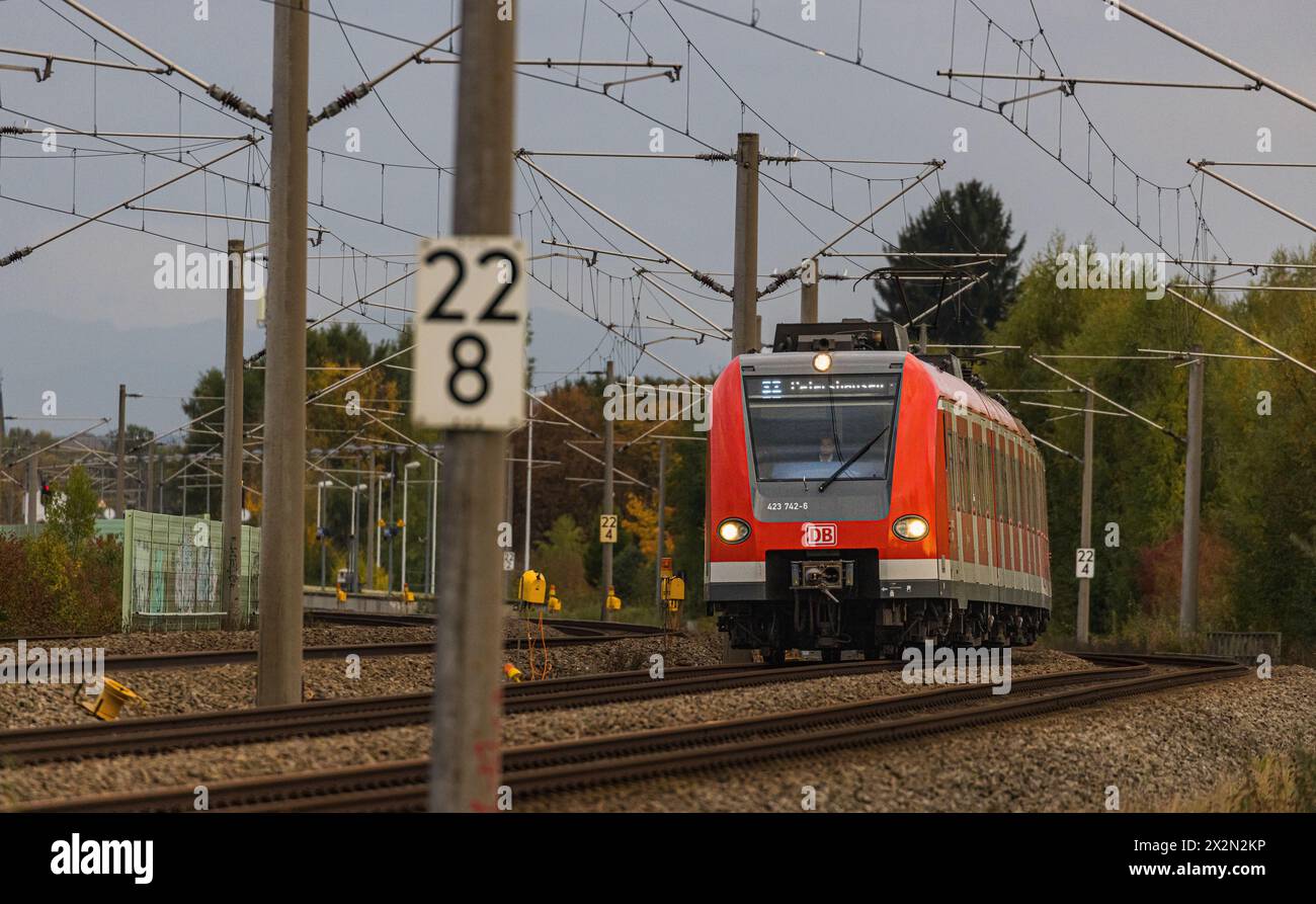 Ein Zug der DB Baureihe 423 der Münchner S-Bahn ist auf der Bahnstrecke von München in ...