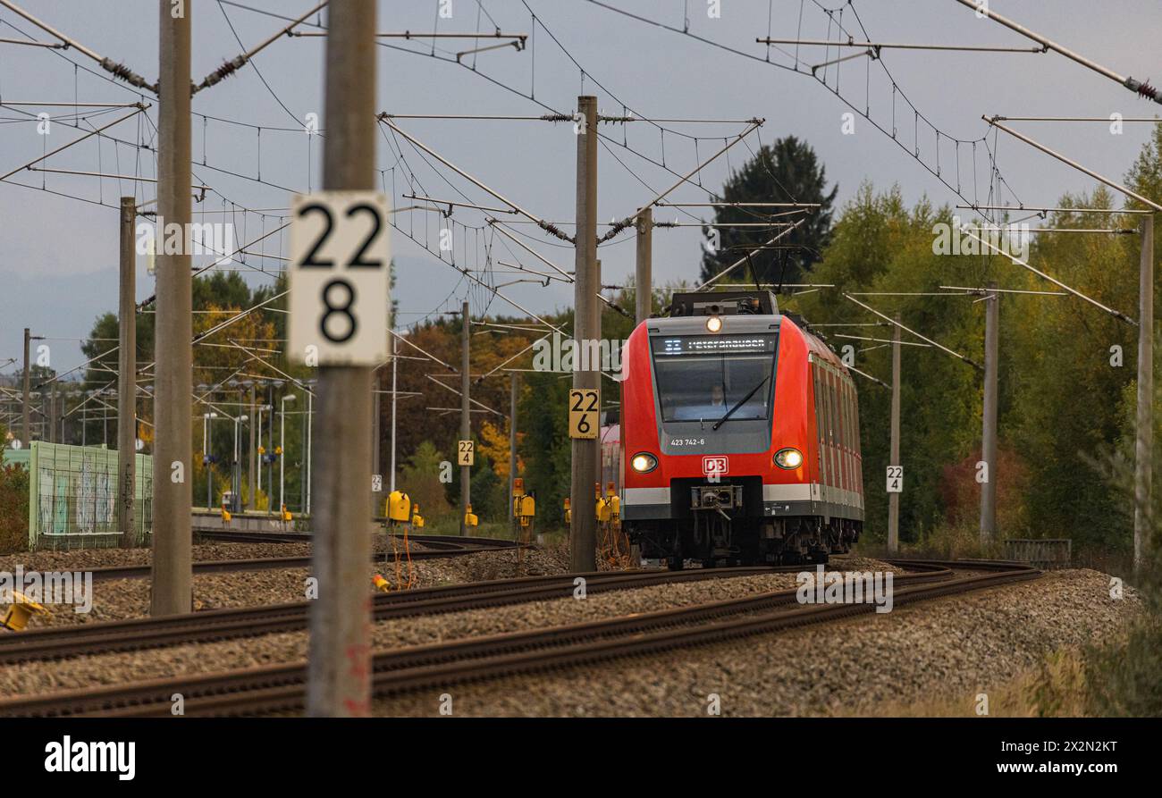 Ein Zug der DB Baureihe 423 der Münchner S-Bahn ist auf der Bahnstrecke von München in ...