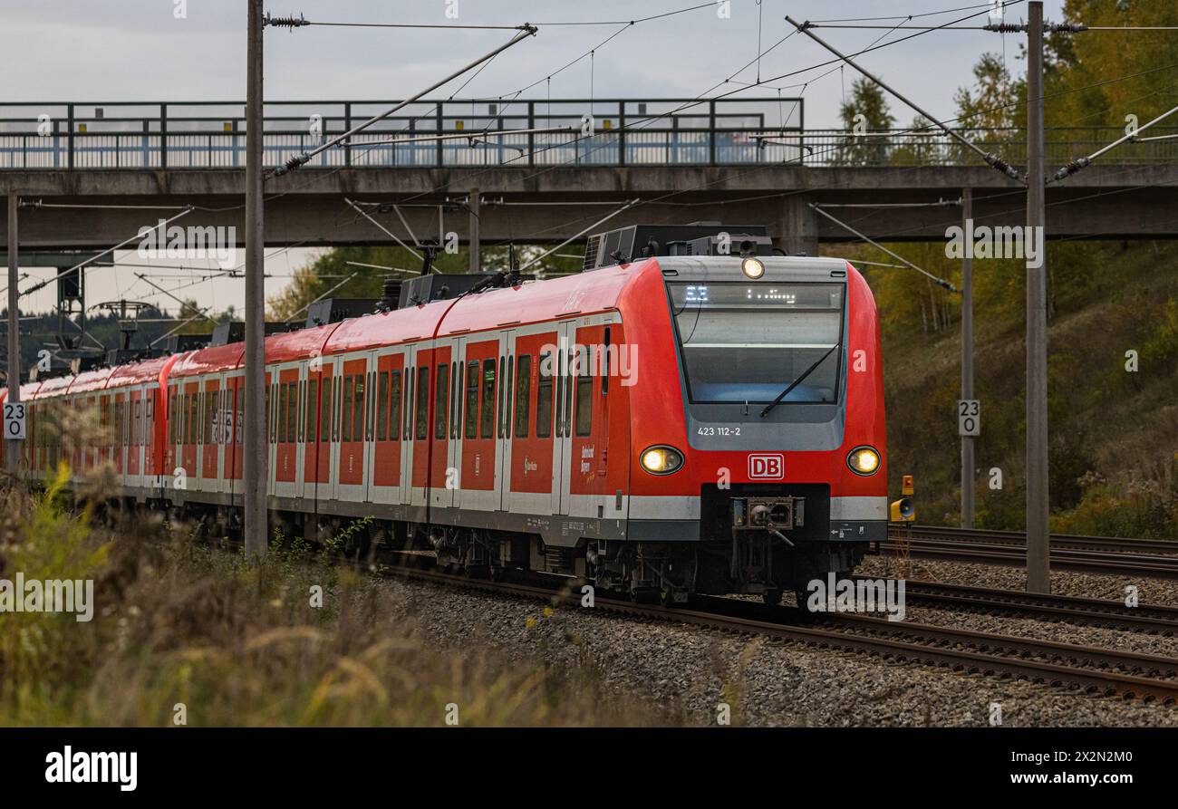 Ein Zug der DB Baureihe 423 der Münchner S-Bahn ist auf der Bahnstrecke von Nürnberg in ...