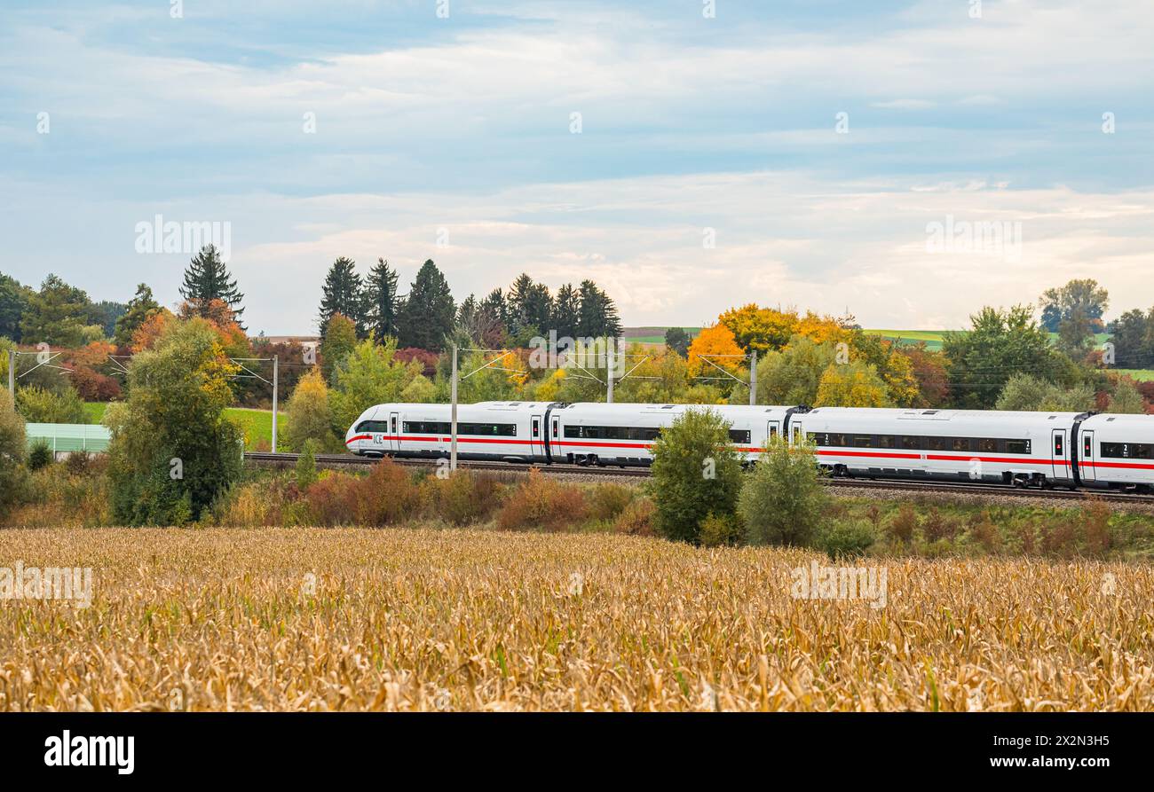 Ein ICE 4 der Deutschen Bahn auf der Bahnstrecke zwischen München und ...