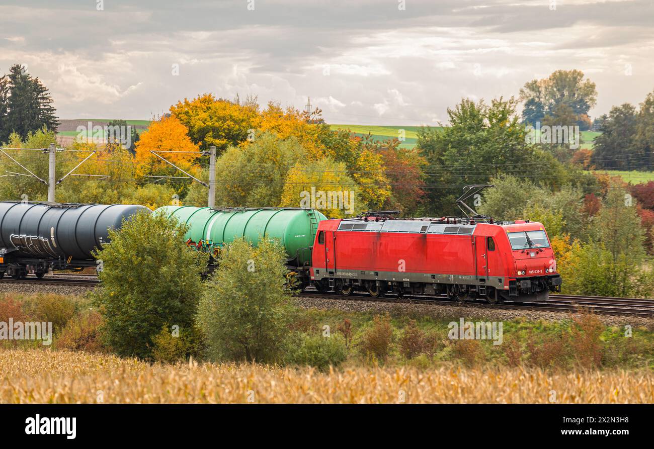 Ein Güterzug mit Kesselwagen und einer Bombardier Traxx F140 AC1 Lokomotive der Deutschen Bahn ...