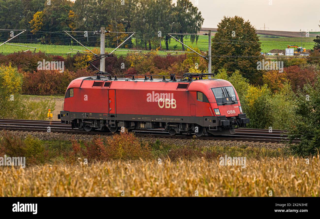 Eine Siemens ES64U2, auch bekannt als ÖBB Taurus, auf der Bahnstrecke München Richtung Nürnberg ...