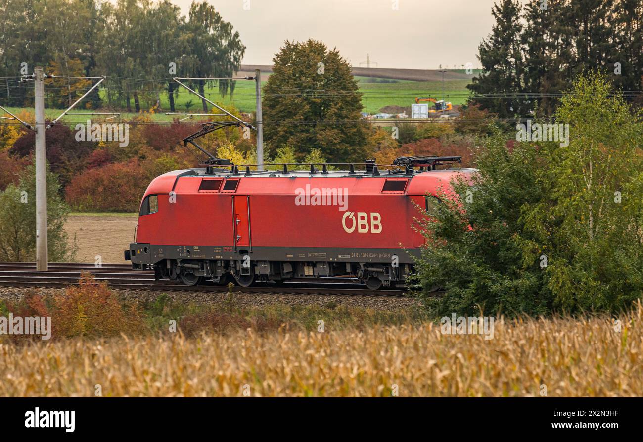 Eine Siemens ES64U2, auch bekannt als ÖBB Taurus, auf der Bahnstrecke ...