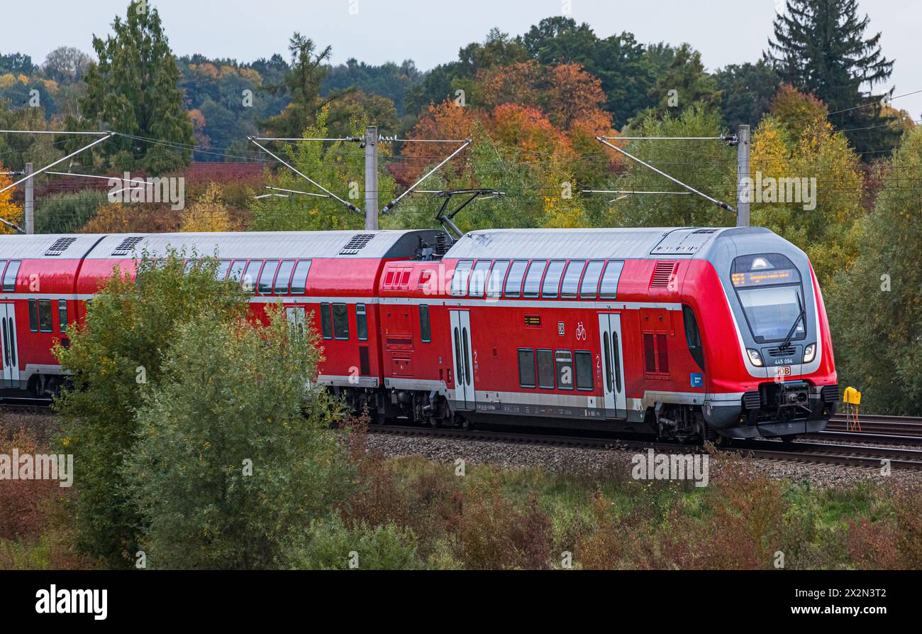 Ein Bombardier Twindexx Vario, oder DB Baureihe 445, der S-Bahn München auf der Bahnstrecke ...