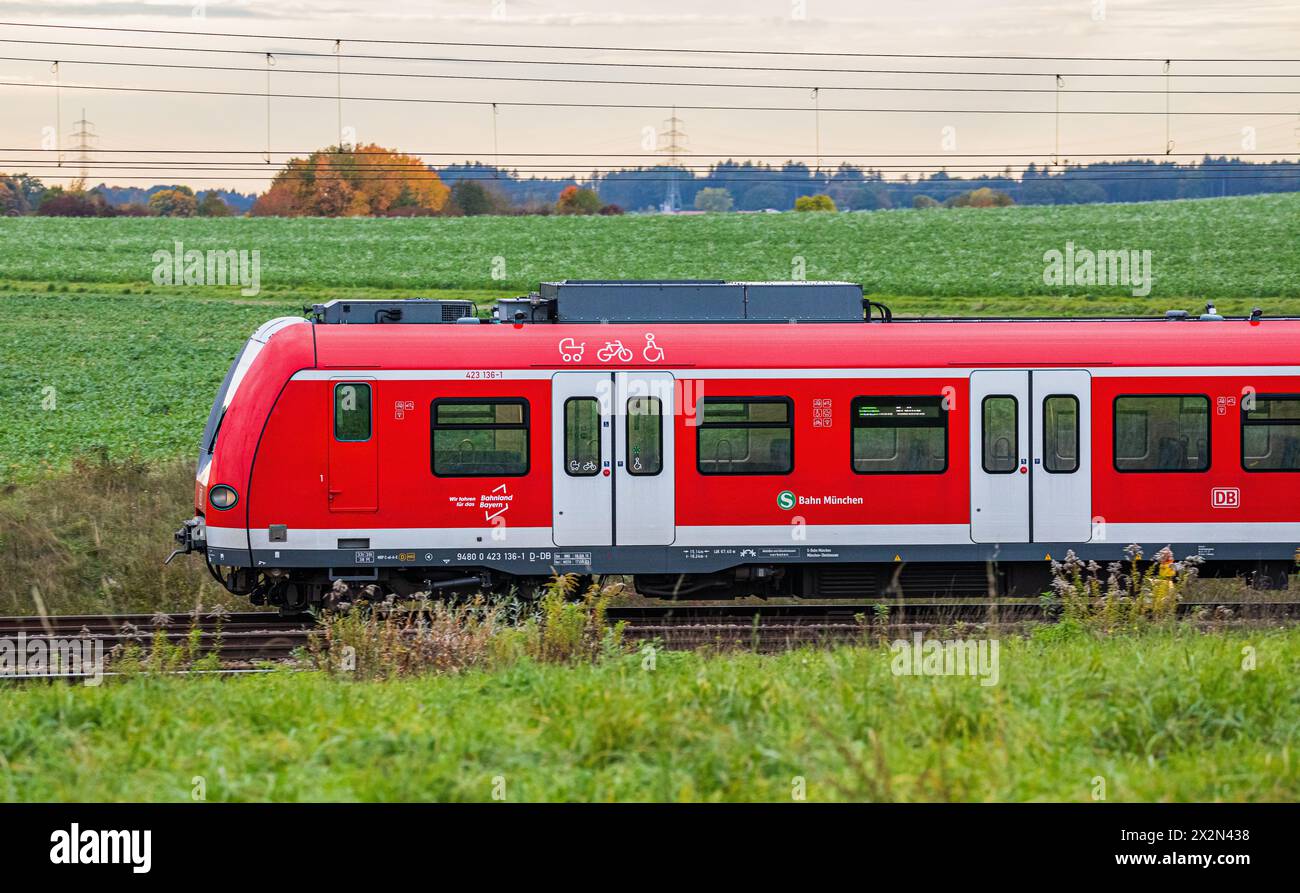 Ein Triebzug der DB Baureihe 423 der S-Bahn München auf der Bahnstrecke ...