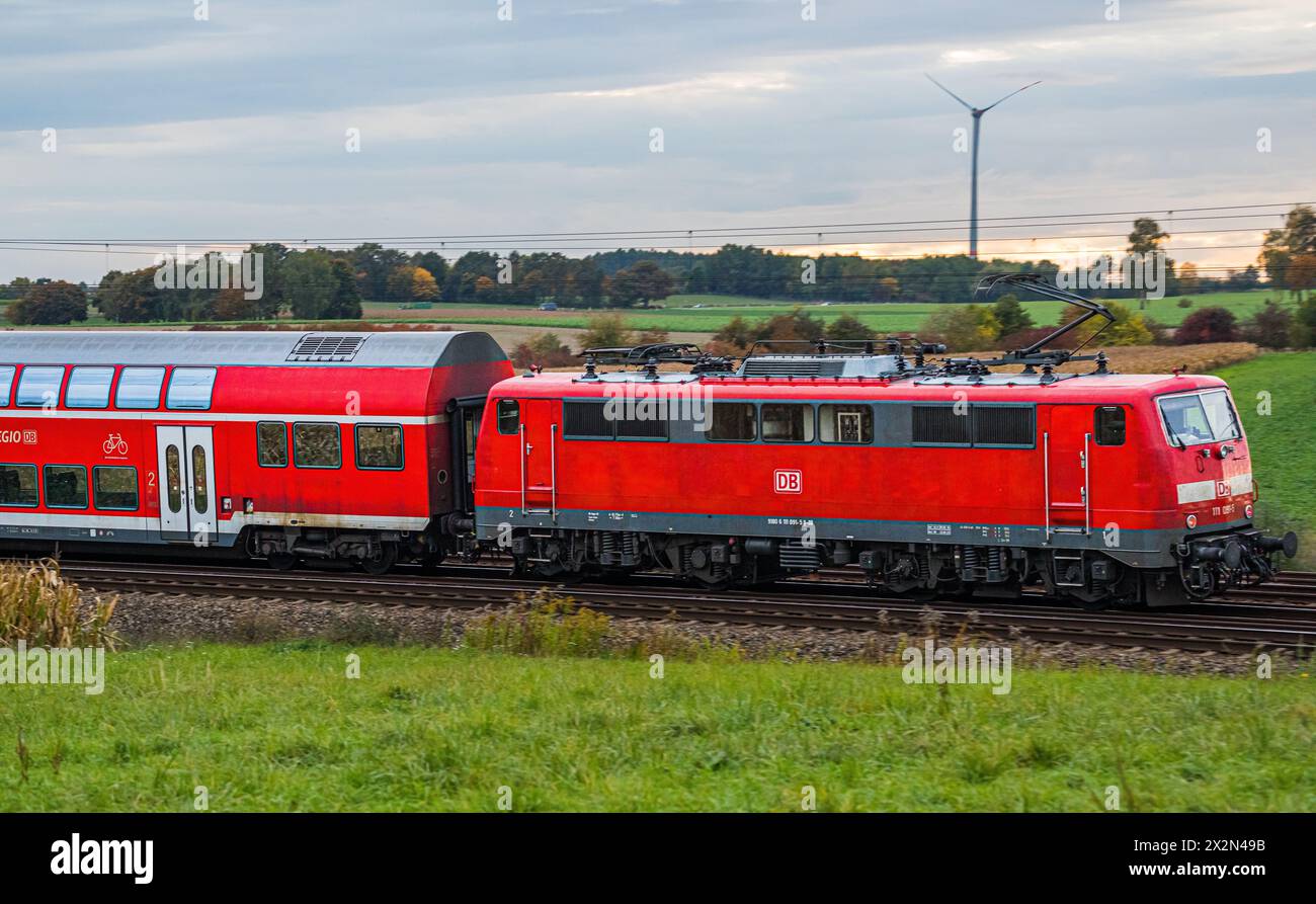 Eine Lokomotive der Baureihe 111 der Deutschen Bahn zieht eine ...