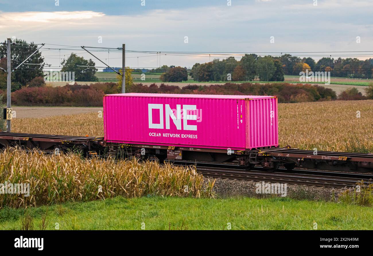 Ein Schiffscontainer von Ocean Network Express (ONE) wird auf einem ...