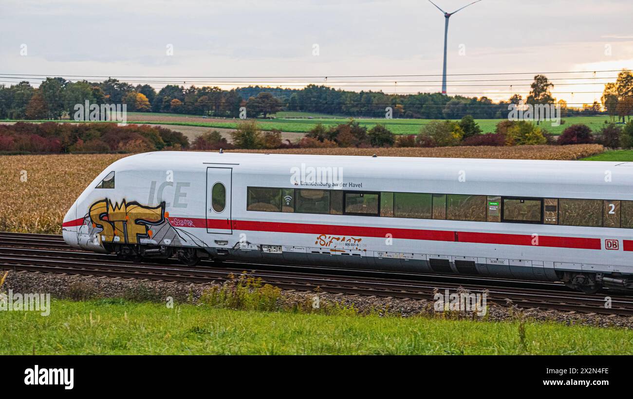 Ein DB ICE 2 auf der Bahnstrecke zwischen Nürnberg und München ...