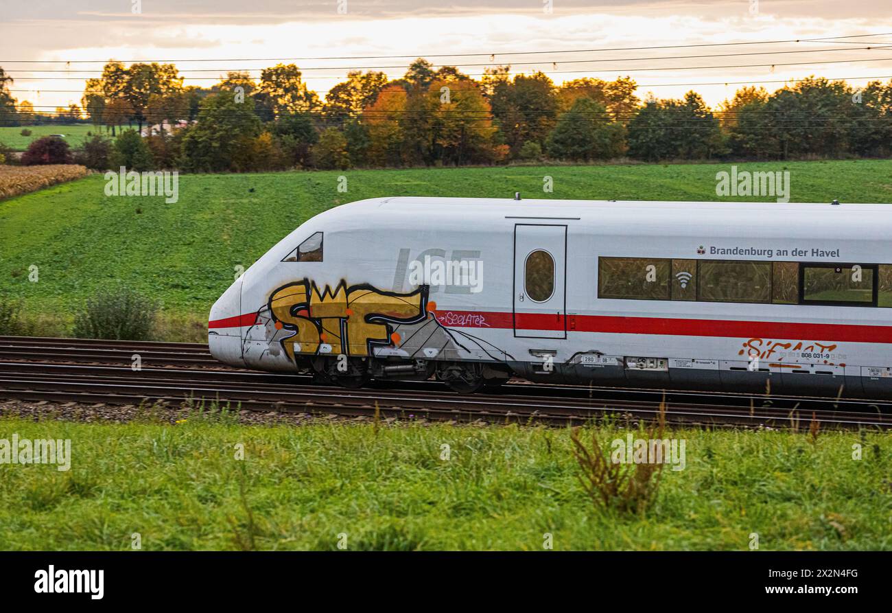 Ein DB ICE 2 auf der Bahnstrecke zwischen Nürnberg und München ...