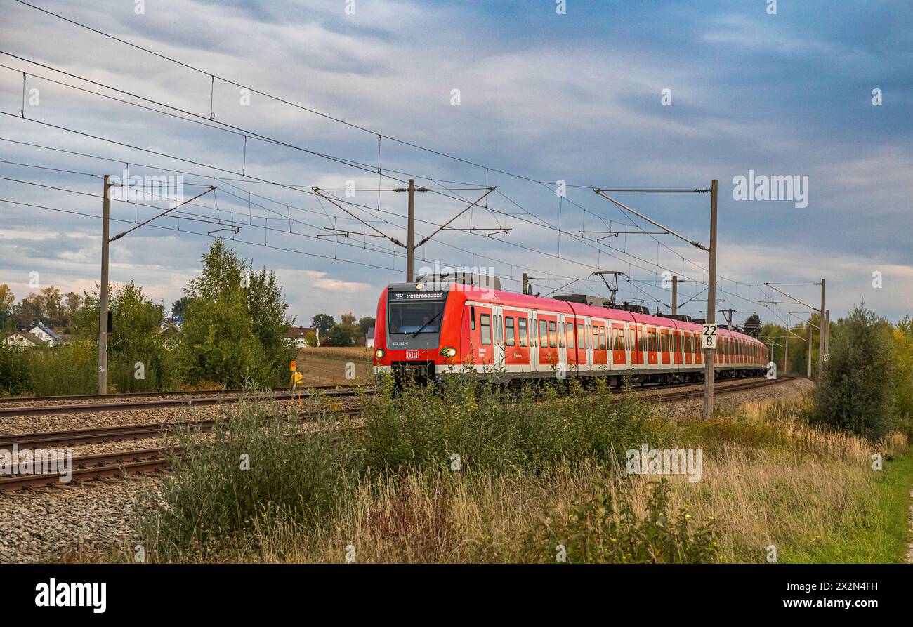 Ein Zug der DB Baureihe 423 der Münchner S-Bahn ist auf der Bahnstrecke ...