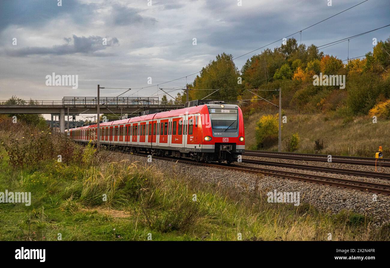 Ein Zug der DB Baureihe 423 der Münchner S-Bahn ist auf der Bahnstrecke ...