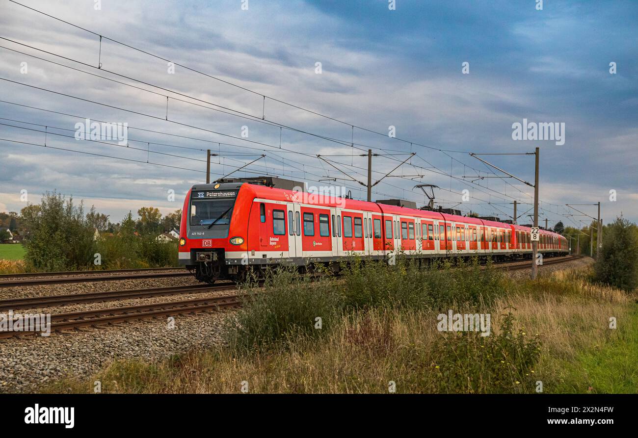 Ein Zug der DB Baureihe 423 der Münchner S-Bahn ist auf der Bahnstrecke ...