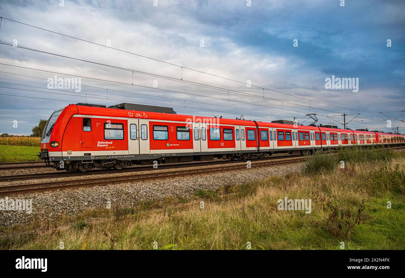 Ein Zug der DB Baureihe 423 der Münchner S-Bahn ist auf der Bahnstrecke von München in ...