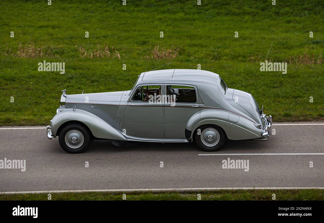 Ein Bentley Mark IV fährt auf einer Strassse ausserorts im ...