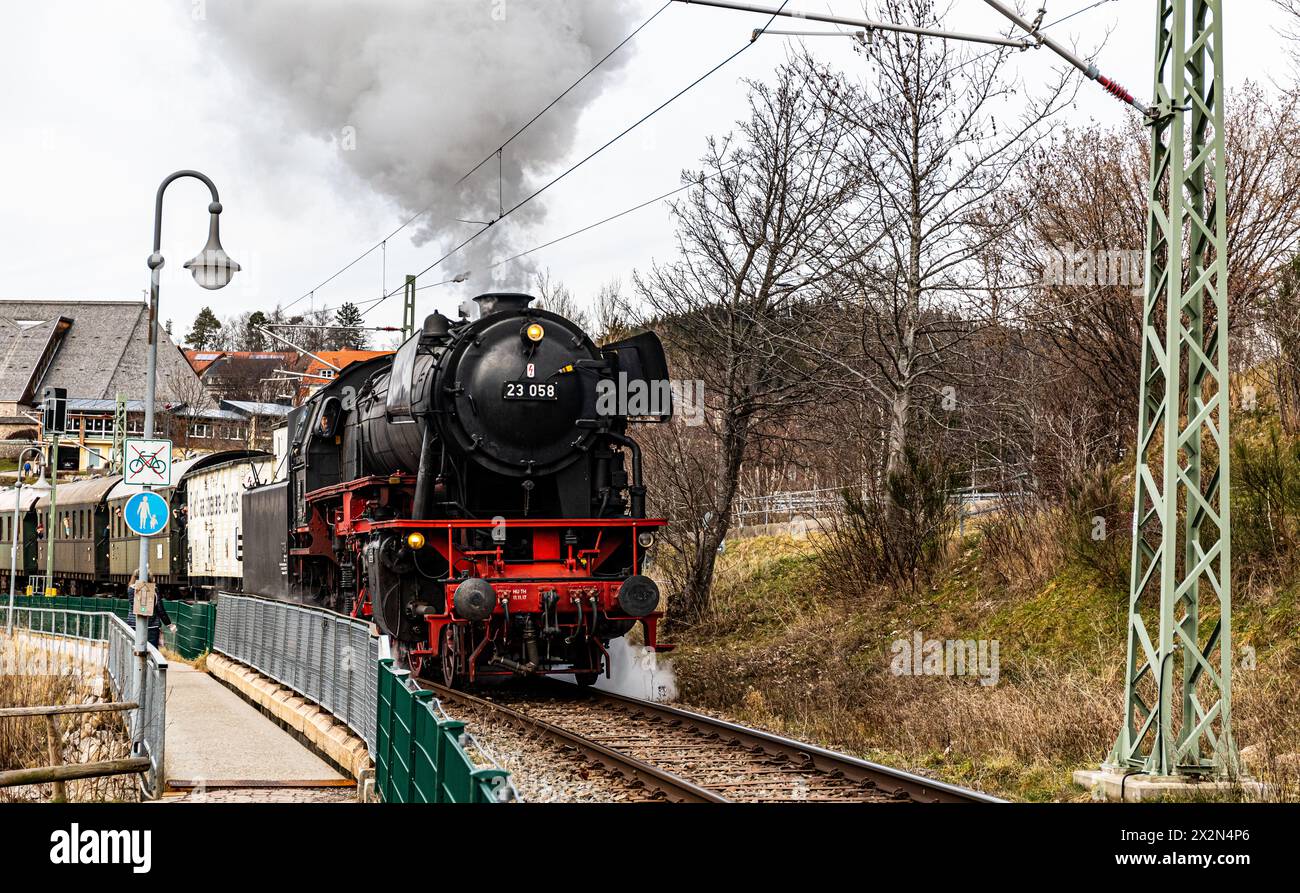 Der Sonderzug mit der Dampflokomotive DB Baureihe 23, kurz BR 23, fährt weiter von Schluchsee ...