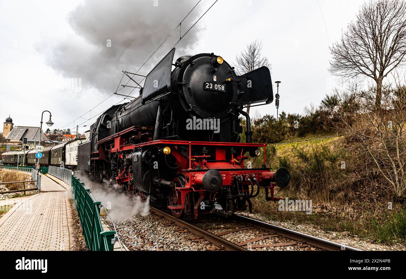 Der Sonderzug mit der Dampflokomotive DB Baureihe 23, kurz BR 23, fährt ...