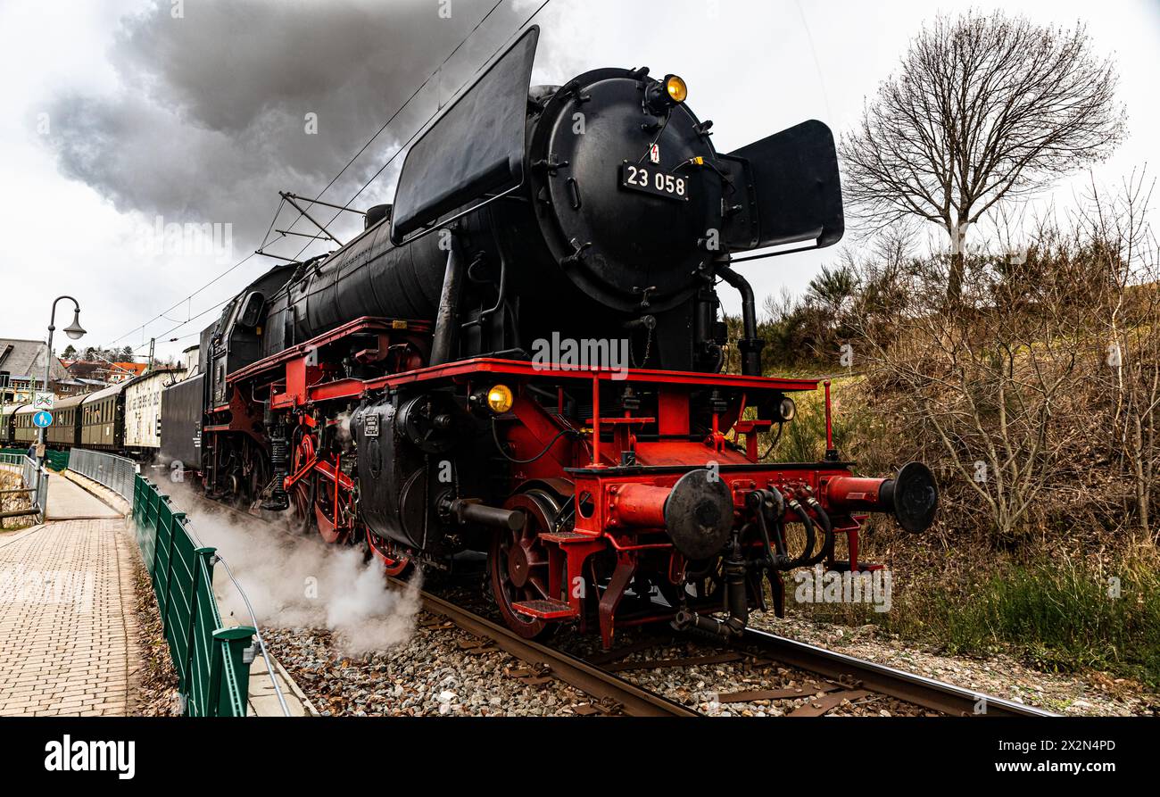 Der Sonderzug mit der Dampflokomotive DB Baureihe 23, kurz BR 23, fährt ...