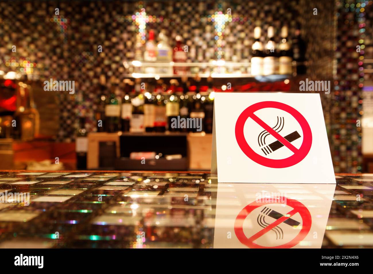NO SMOKING sign on the bar Stock Photo - Alamy