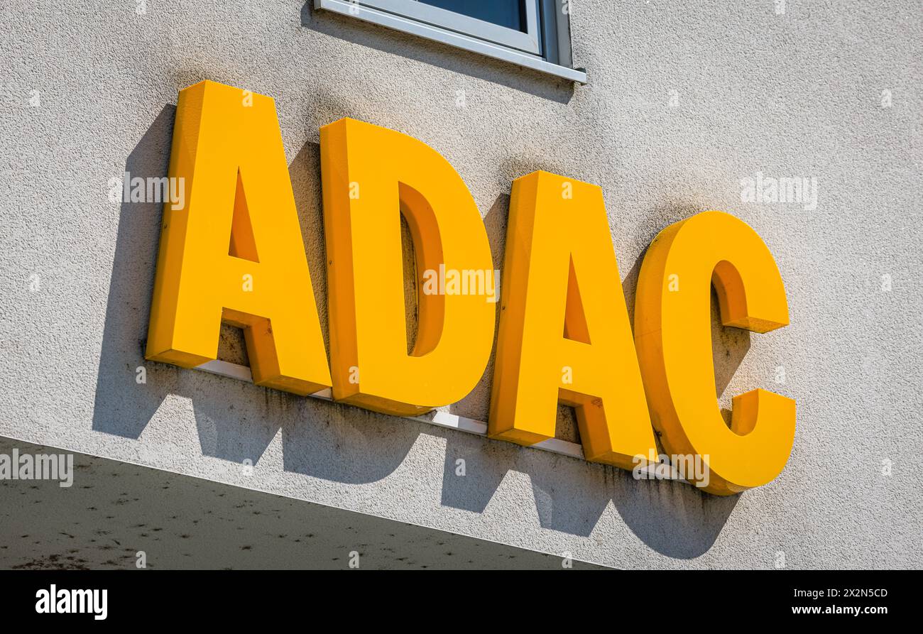 Logo des Allgemeinen Deutschen Automobil-Club kurz ADAC an einer ...