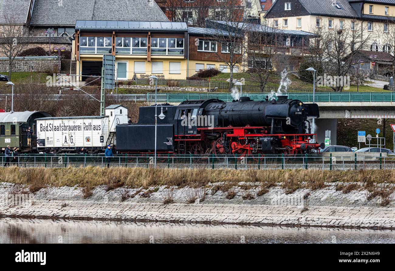 Eine Dampflok der DB-Baureihe 23 steht im Bahnhof Schluchsee. Während ...