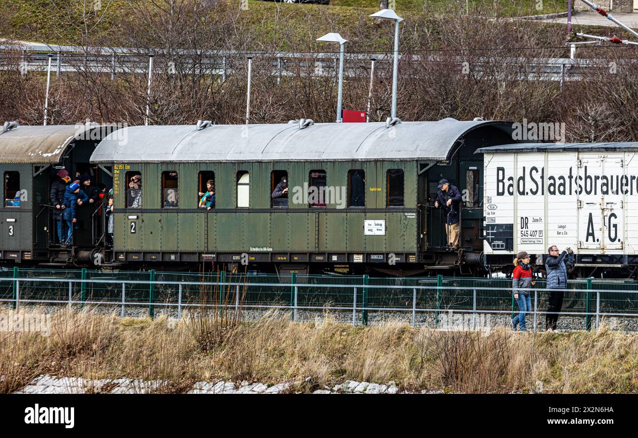 Eine Dampflok der DB-Baureihe 23 steht im Bahnhof Schluchsee. Während ...