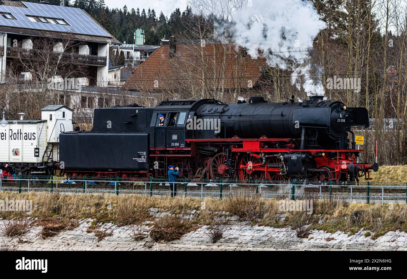 Der Sonderzug mit der Dampflokomotive DB Baureihe 23, kurz BR 23, fährt weiter von Schluchsee ...