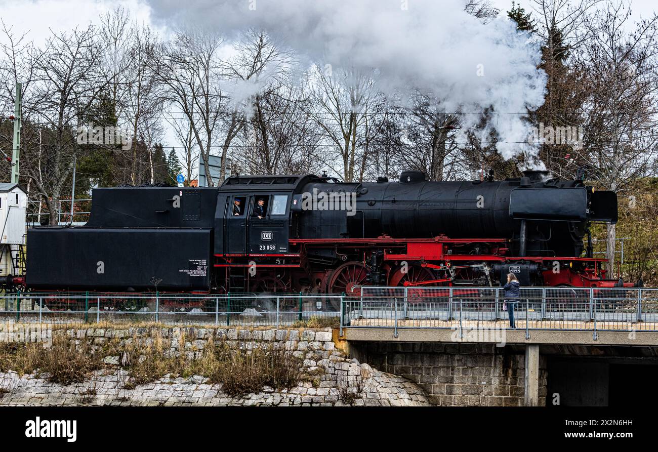 Der Sonderzug mit der Dampflokomotive DB Baureihe 23, kurz BR 23, fährt ...