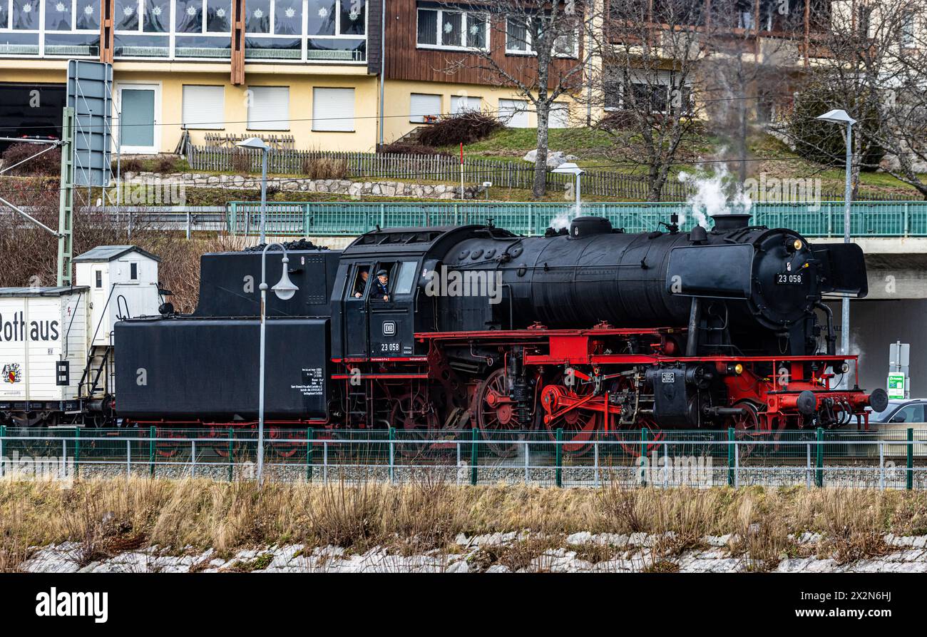 Eine Dampflok der DB-Baureihe 23 steht im Bahnhof Schluchsee. Während ...