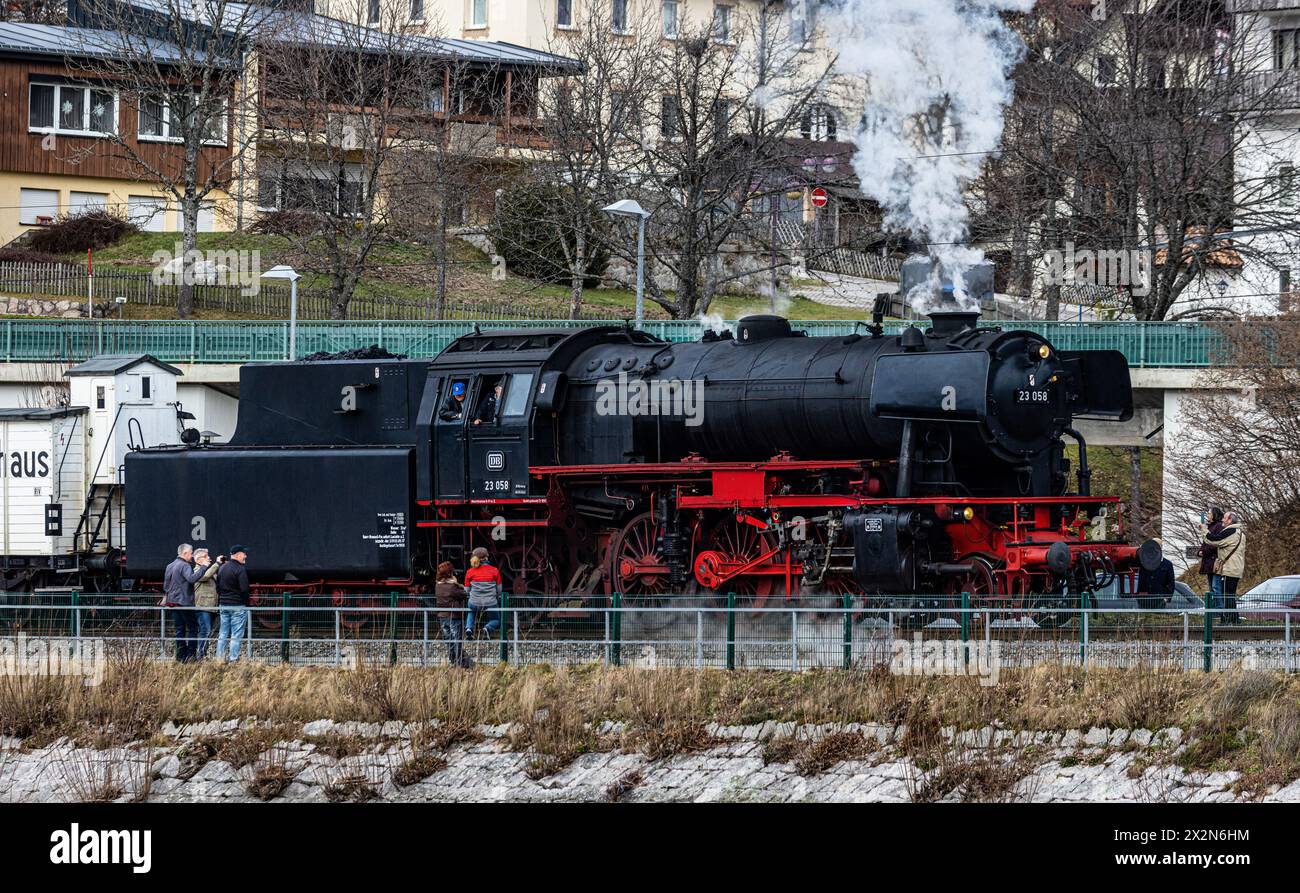 Der Sonderzug mit der Dampflokomotive DB Baureihe 23, kurz BR 23, fährt weiter von Schluchsee ...
