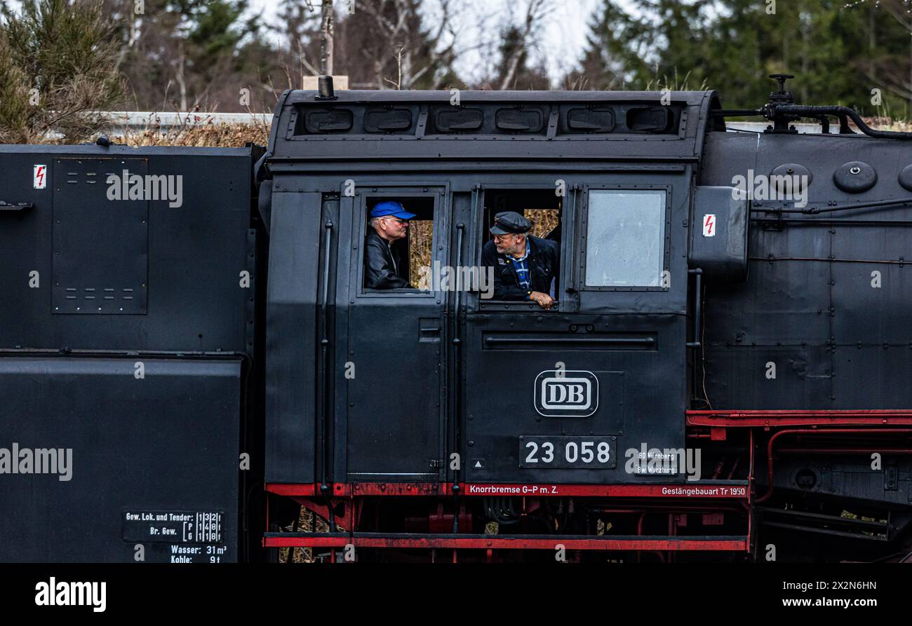 Der Sonderzug mit der Dampflokomotive DB Baureihe 23, kurz BR 23, fährt ...