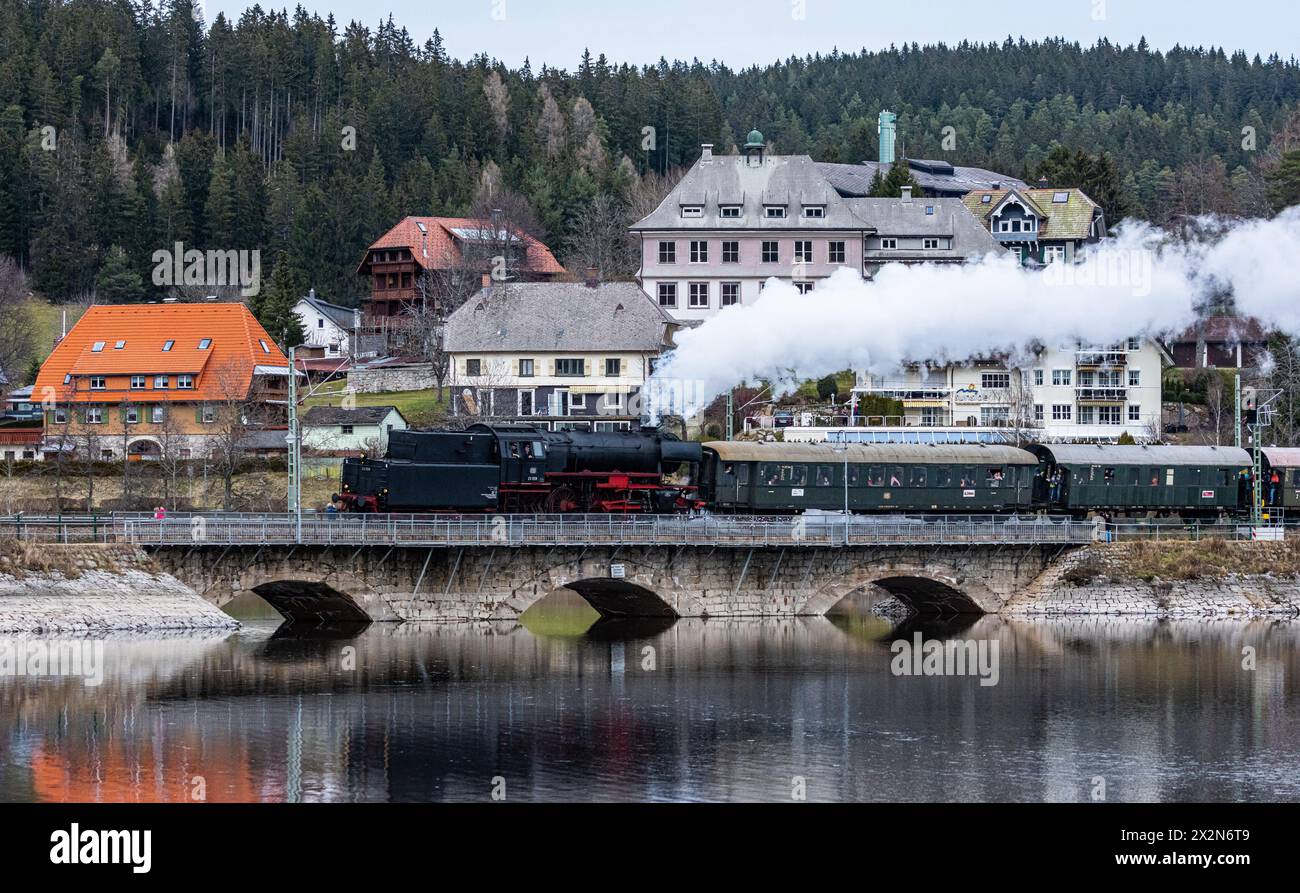 Die Dampflokomotive BR 23 fährt aus dem Bahnhof Schluchsee hinaus und ...