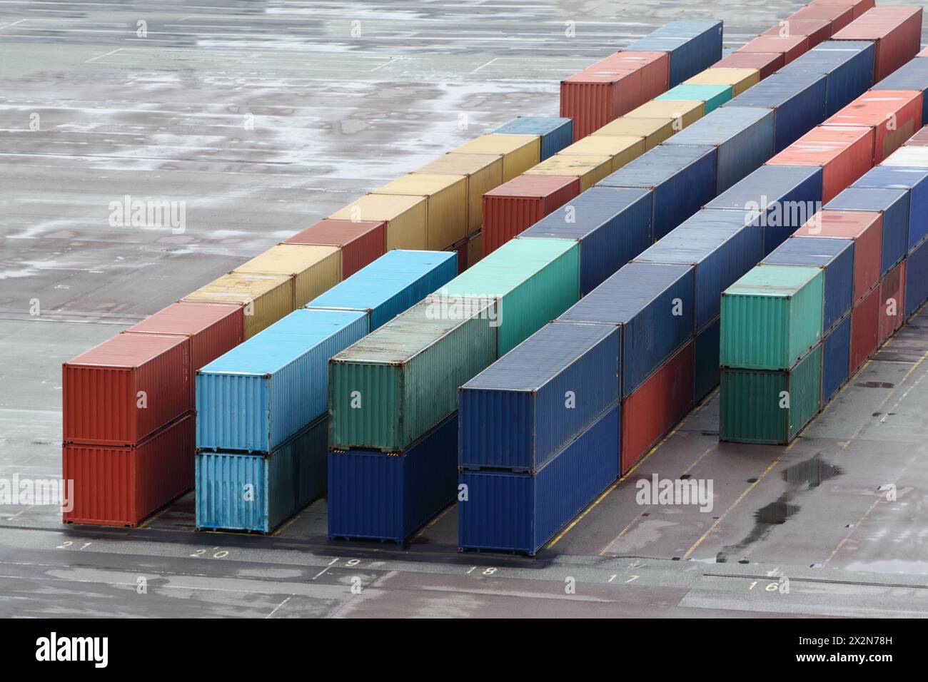 Many large metal containers hi-res stock photography and images - Alamy