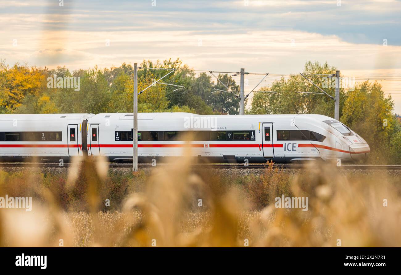 Ein ICE 4 der Deutschen Bahn auf der Bahnstrecke zwischen München und ...