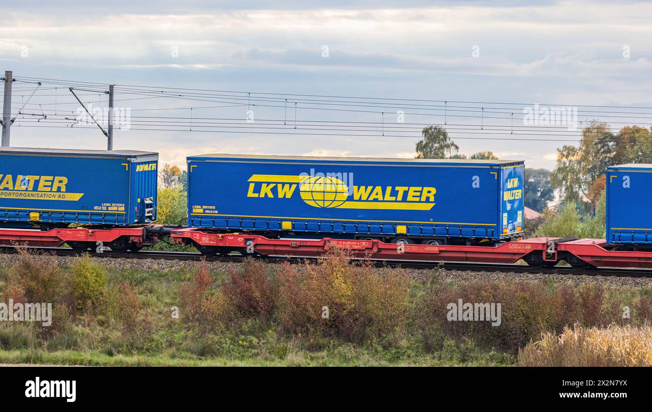 Die Firma LKW Walter hat ihre Anhänger auf einen Zug verladen, diese ...