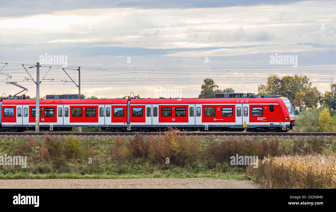 Ein Triebzug der DB Baureihe 423 der S-Bahn München auf der Bahnstrecke zwischen München und ...