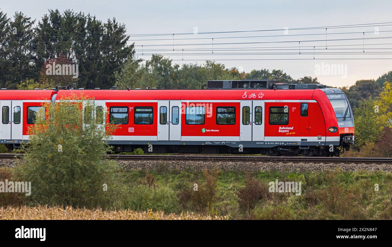 Ein Triebzug der DB Baureihe 423 der S-Bahn München auf der Bahnstrecke zwischen München und ...