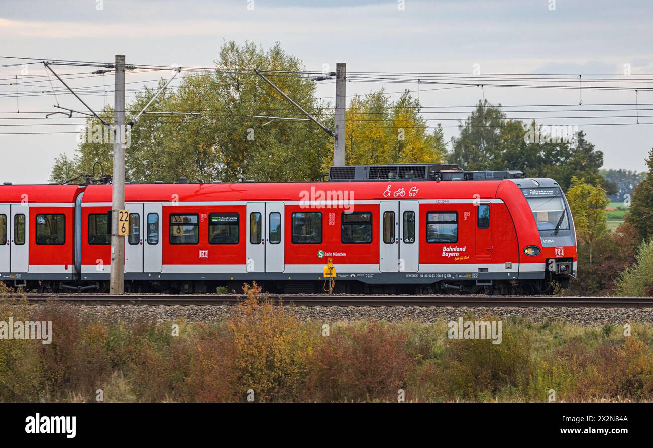 Ein Triebzug der DB Baureihe 423 der S-Bahn München auf der Bahnstrecke ...