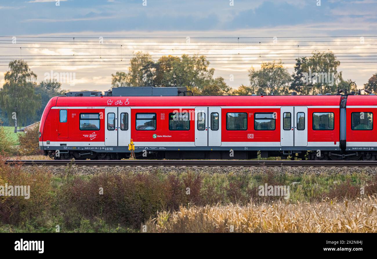 Ein Triebzug der DB Baureihe 423 der S-Bahn München auf der Bahnstrecke ...