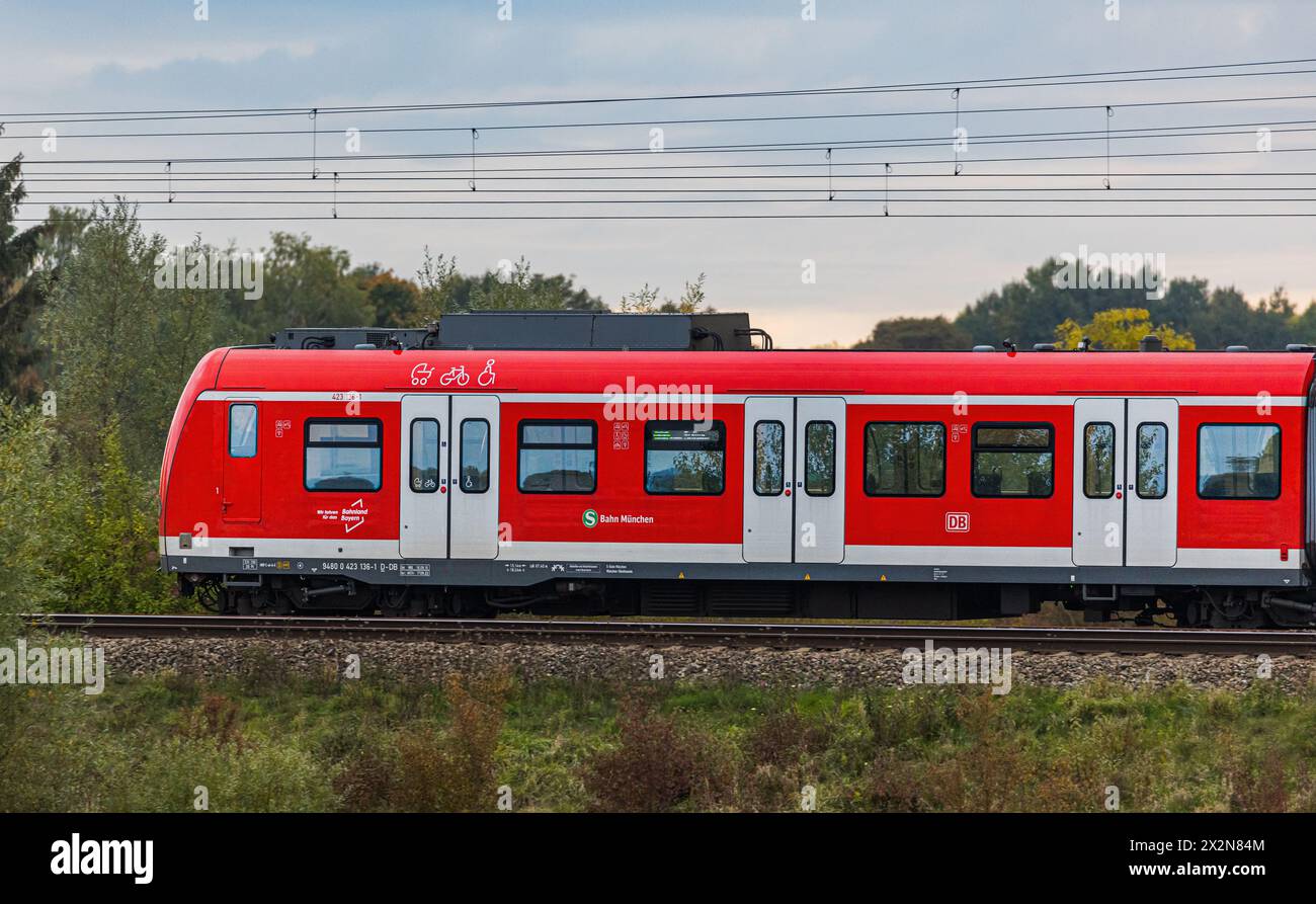 Ein Triebzug der DB Baureihe 423 der S-Bahn München auf der Bahnstrecke ...