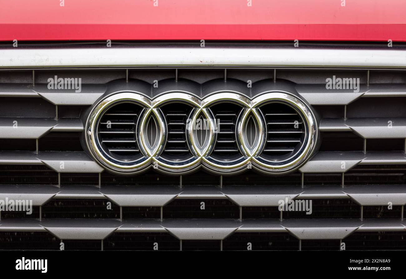 Das Emblem des deutschen Automobilherstellers Audi an einem deren ...