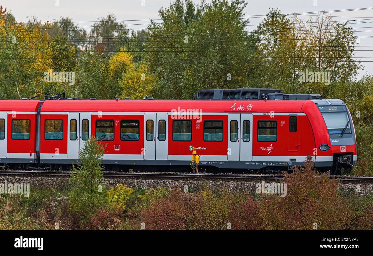 Ein Triebzug der DB Baureihe 423 der S-Bahn München auf der Bahnstrecke zwischen München und ...