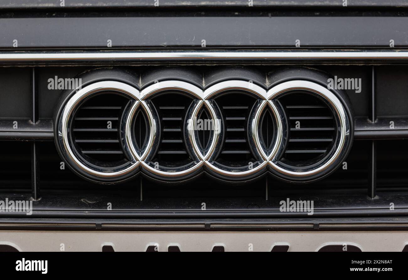 Das Emblem des deutschen Automobilherstellers Audi an einem deren ...