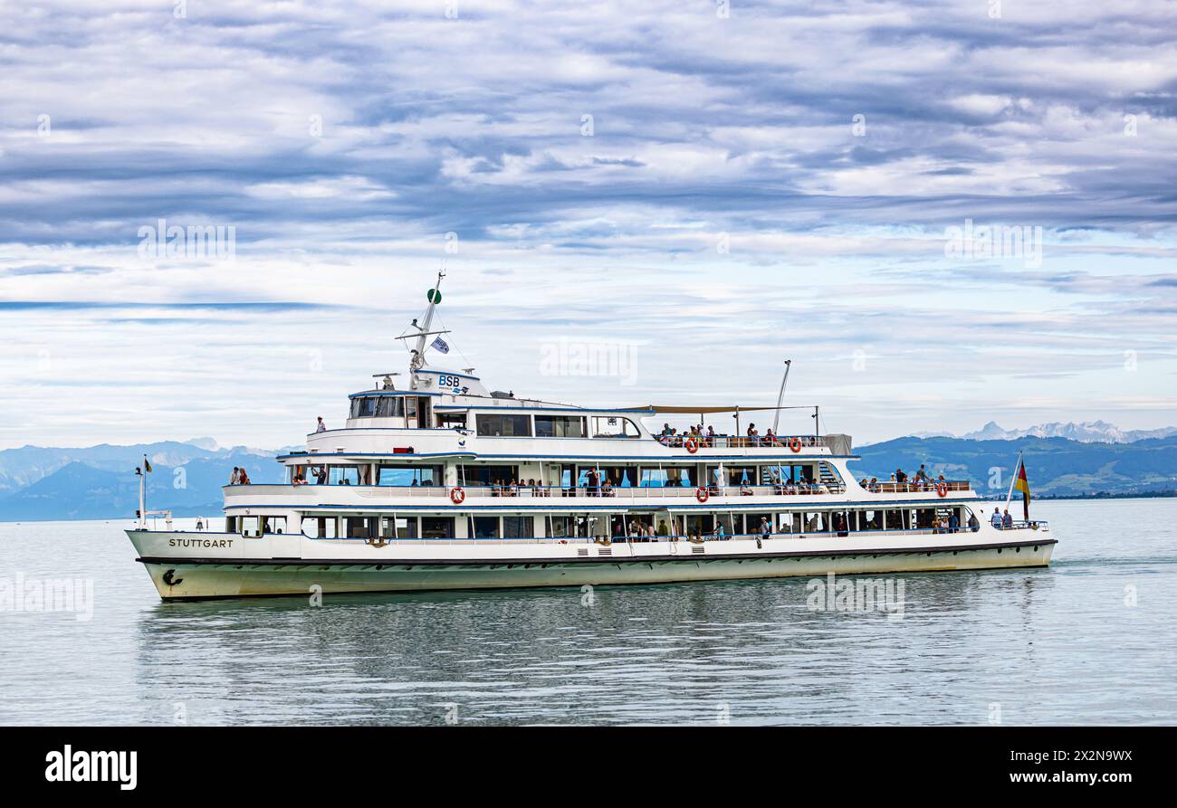 Das Motorschiff Stuttgart der Bodensee-Schiffsbetriebe läuft den Hafen ...