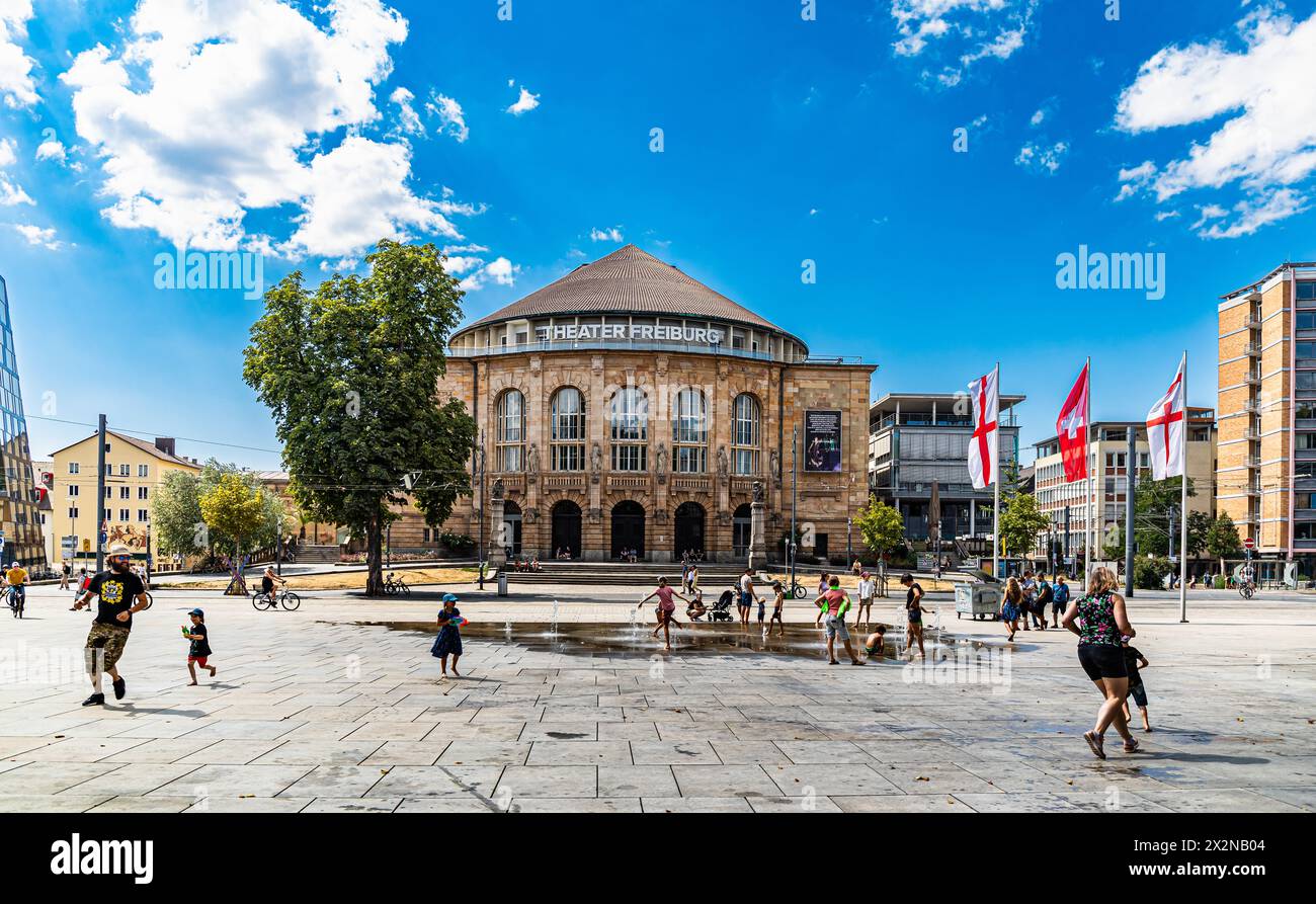 Das Theater Freiburg vom Platz der alten Synagoge fotografiert ...