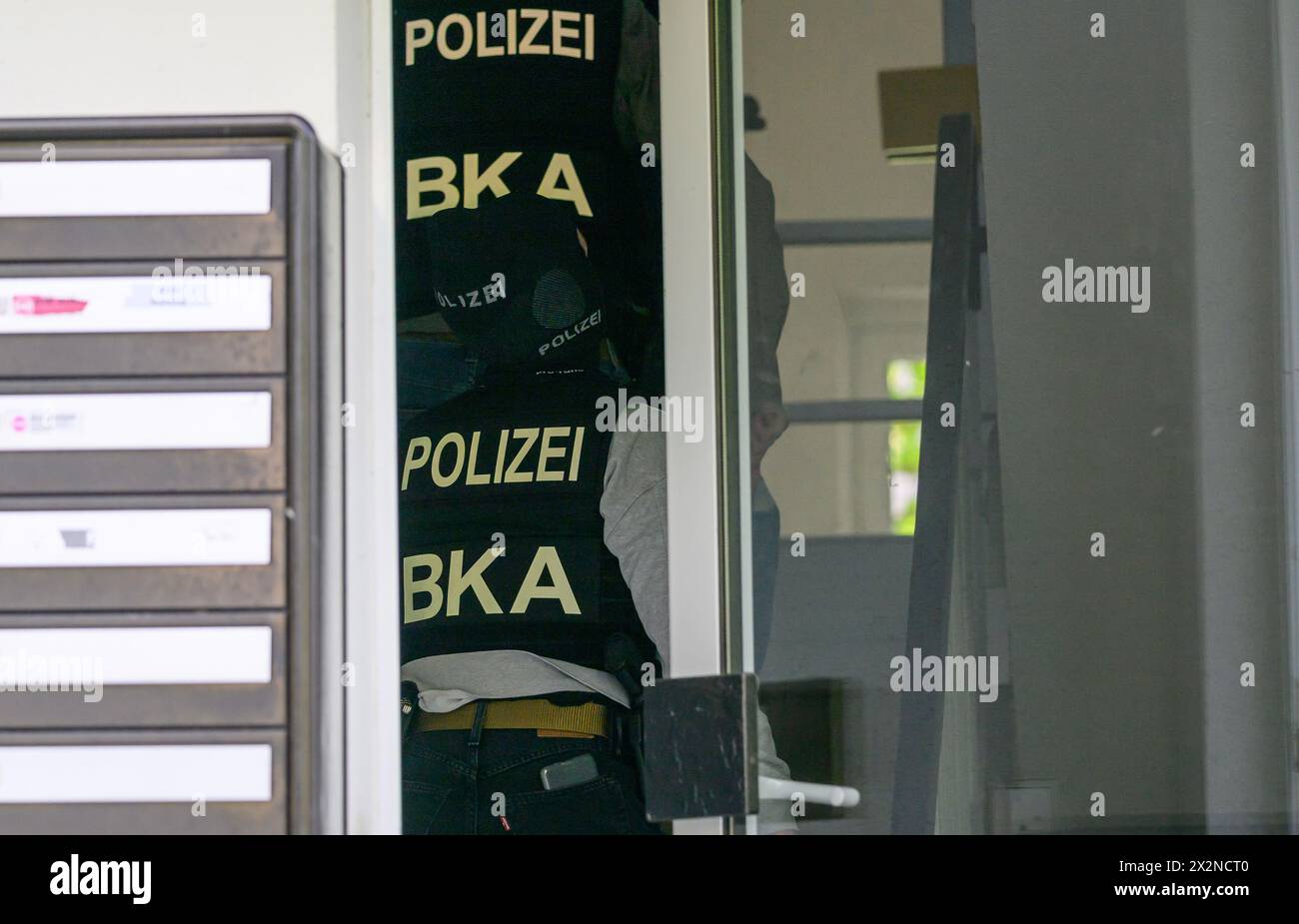 Dresden, Germany. 23rd Apr, 2024. Police officers from the Federal ...