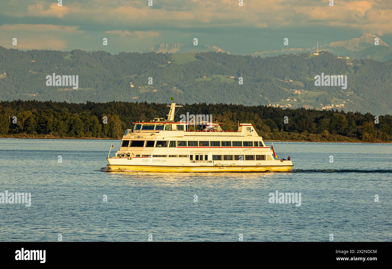 Das Motorschiff Graf Zeppelin von den Bodensee-Schiffsbetrieben mit ...